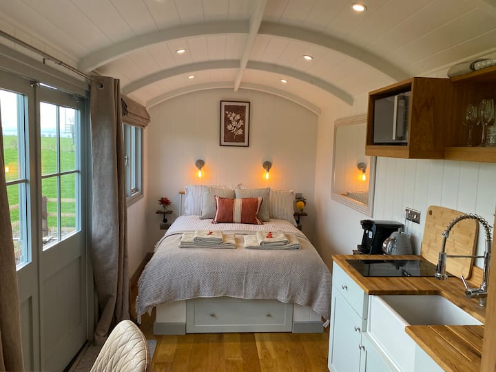 Lily’s Lodge- 5* Farm Stay Near Stonehenge - Hampshire