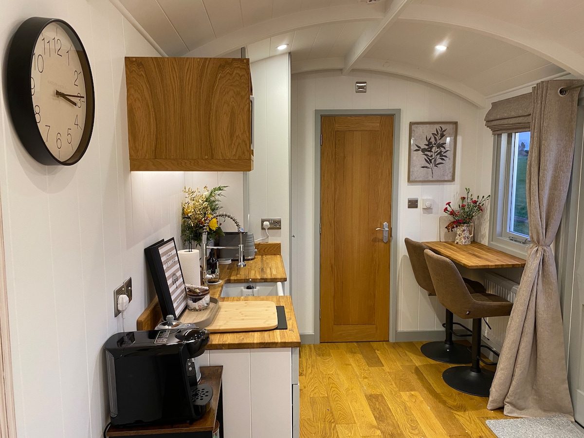 Lily’s Lodge- 5* Luxury Retreat 2 miles Stonehenge - Shepherd's huts (U ...