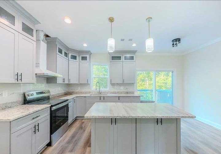 Spacious 5bedroom Retreat W/jacuzzi! New! - Duluth