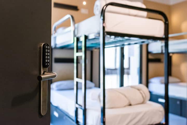 Cama En Habitación 6 Personas Con Baño Privado - Alhambra