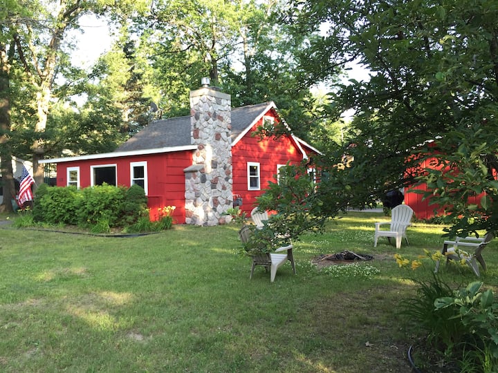 Cozy Cabin With 3 Bedrooms And Plenty Of Parking! - Houghton Lake, MI