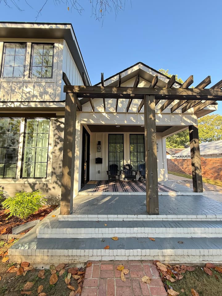 Luxury Walk-to-stadium Stay With Backyard Retreat! - Tuscaloosa, AL