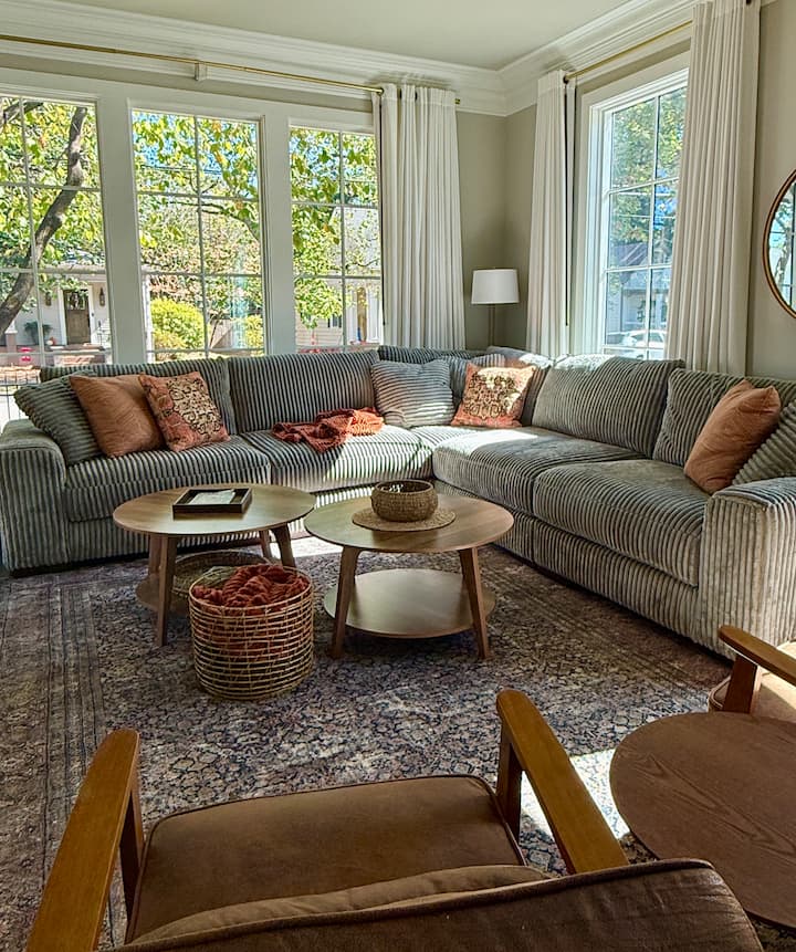 Luxury Walk-to-stadium Stay With Backyard Retreat! - Tuscaloosa, AL