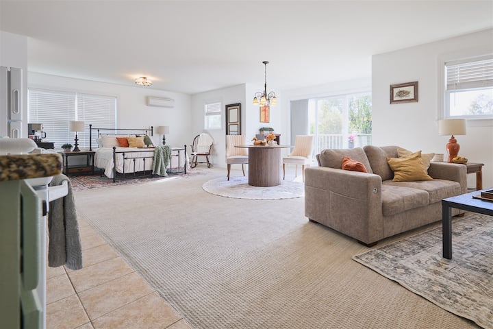 Bright, Serene Studio With Kitchen & Balcony - Shelburne, VT