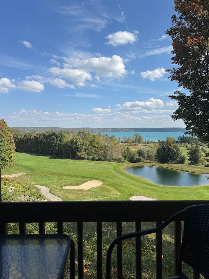 A-ga-ming Hole 8 Condo | Torch Lake Nearby - Torch Lake, MI