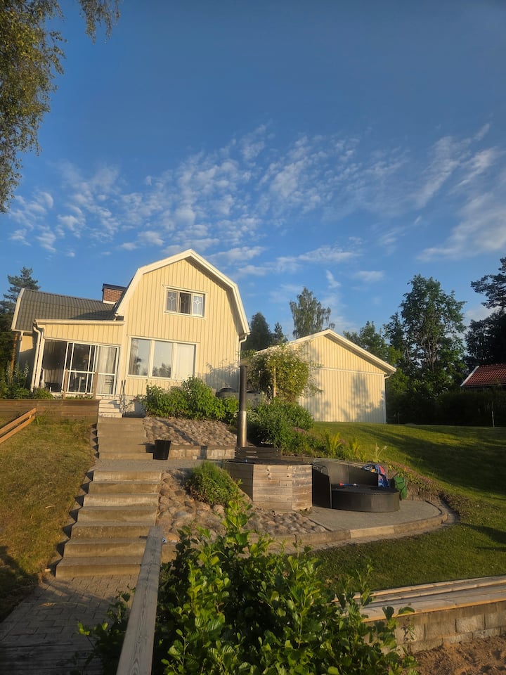 Lantlig Idyllvilla Med Sjötomt. - Habo