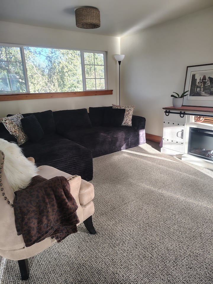 Bright & Stylish Downtown Apartment - Grand Junction, CO