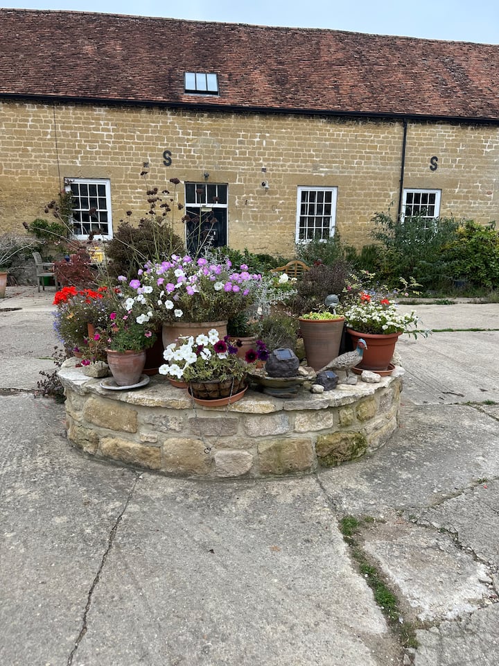 Character Flat Courtyard Setting With Horse Riding - Oxfordshire