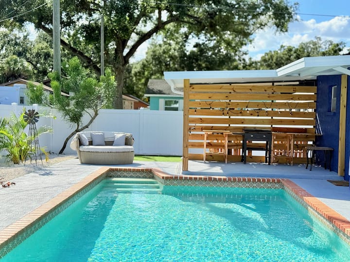 Modern Oasis With Pool & Putting Green - Pinellas Park, FL