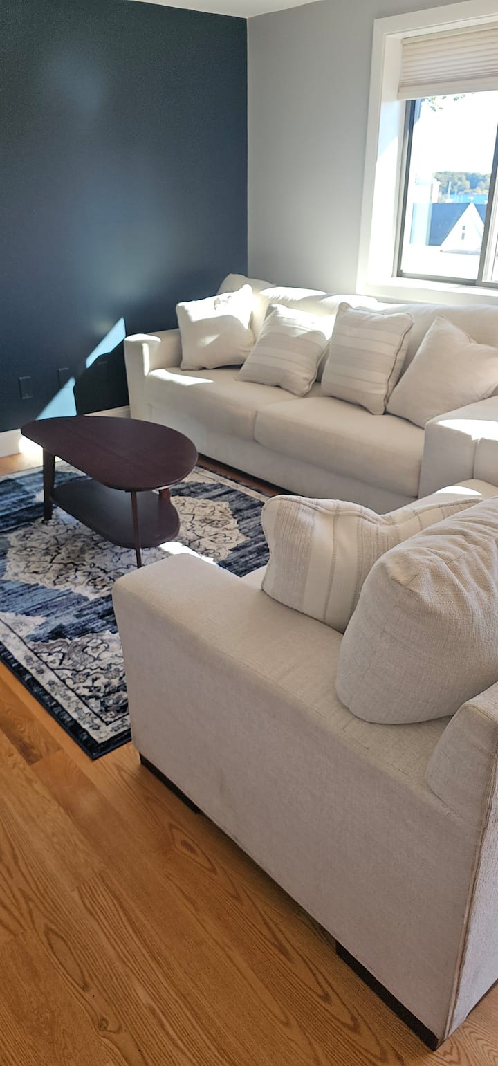 Modern 2 Bedroom Apartment 1 Mile From Salem - Marblehead, MA
