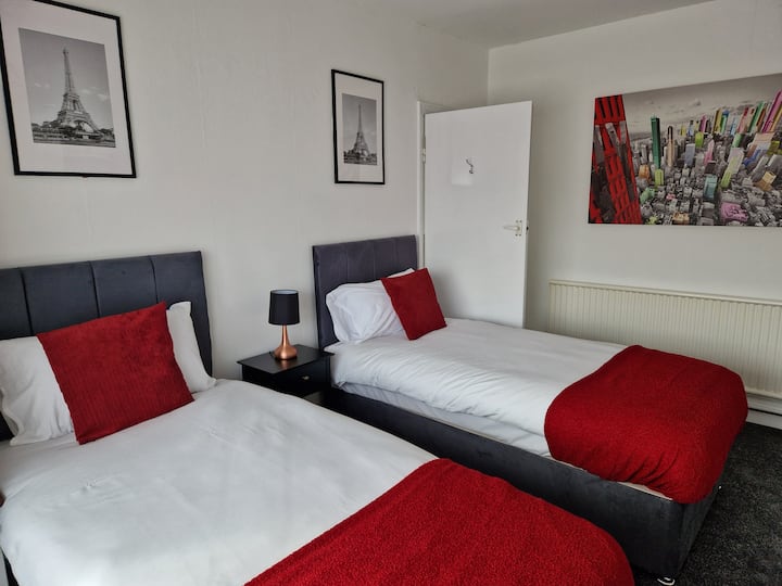 4br House | 7 Sleeps | Perfect For Long Term Stays - レスター
