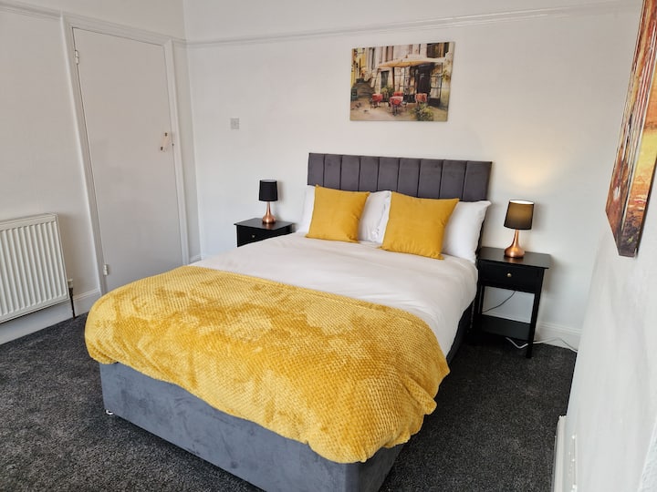 Elegant 4-br Home | Sleeps 7 | Long-term | Wi-fi - Leicester