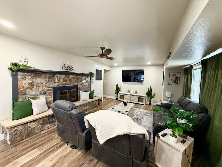 Modern & Family/pet-friendly Home In Aztec - Bloomfield, NM