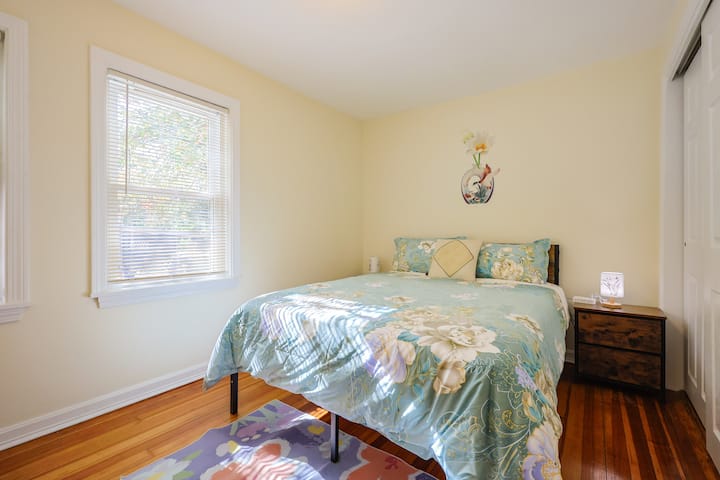 #3 Full Bed | Near Market Basket & Plaza - Weston, MA