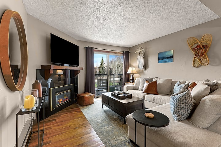 Walk-to-ski 2br | Hot Tub • Fireplace • Views - Steamboat Springs