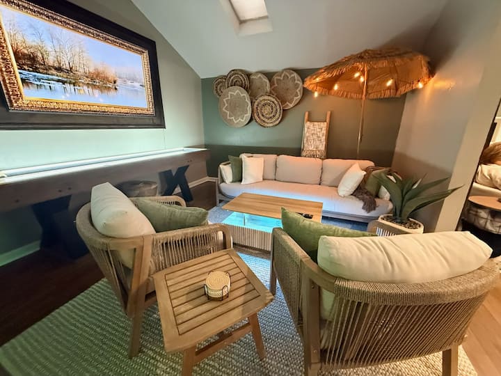 Family Game Retreat W/ Arcade + Fire Pit - Edmond, OK