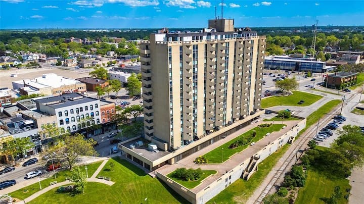 Downtown Waterfront Condo- Modern Comfort - Sarnia