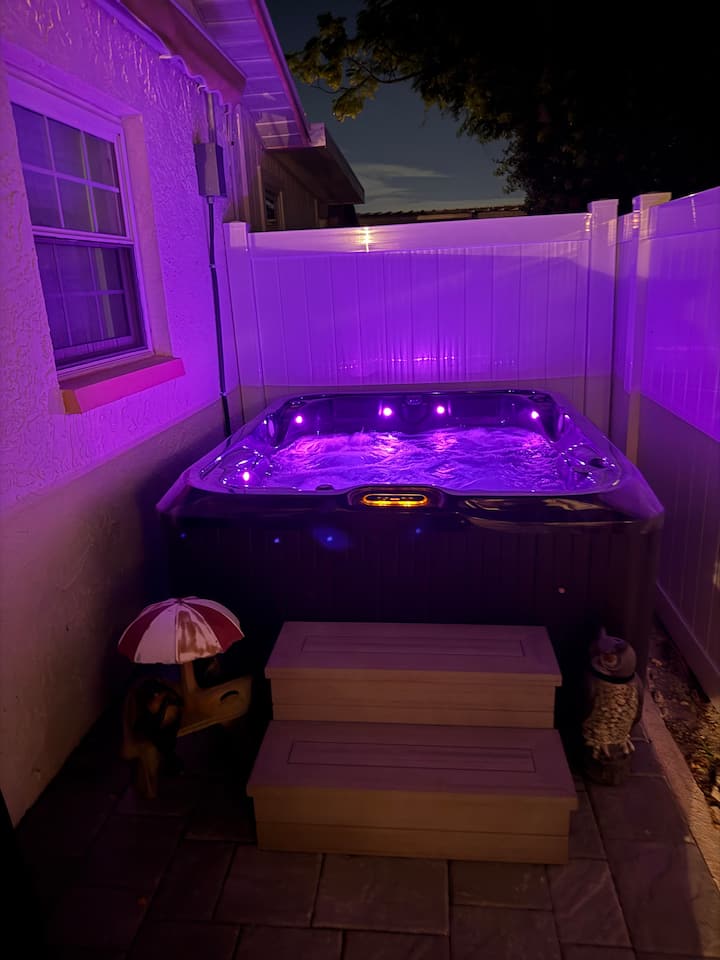 Charming Hot Tub Gateway By Tarpon - Tarpon Springs, FL