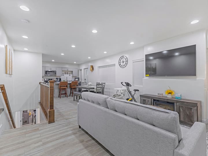 1.7mi To U Hospital | New, Clean & Cozy | Modern - Salt Lake City, UT