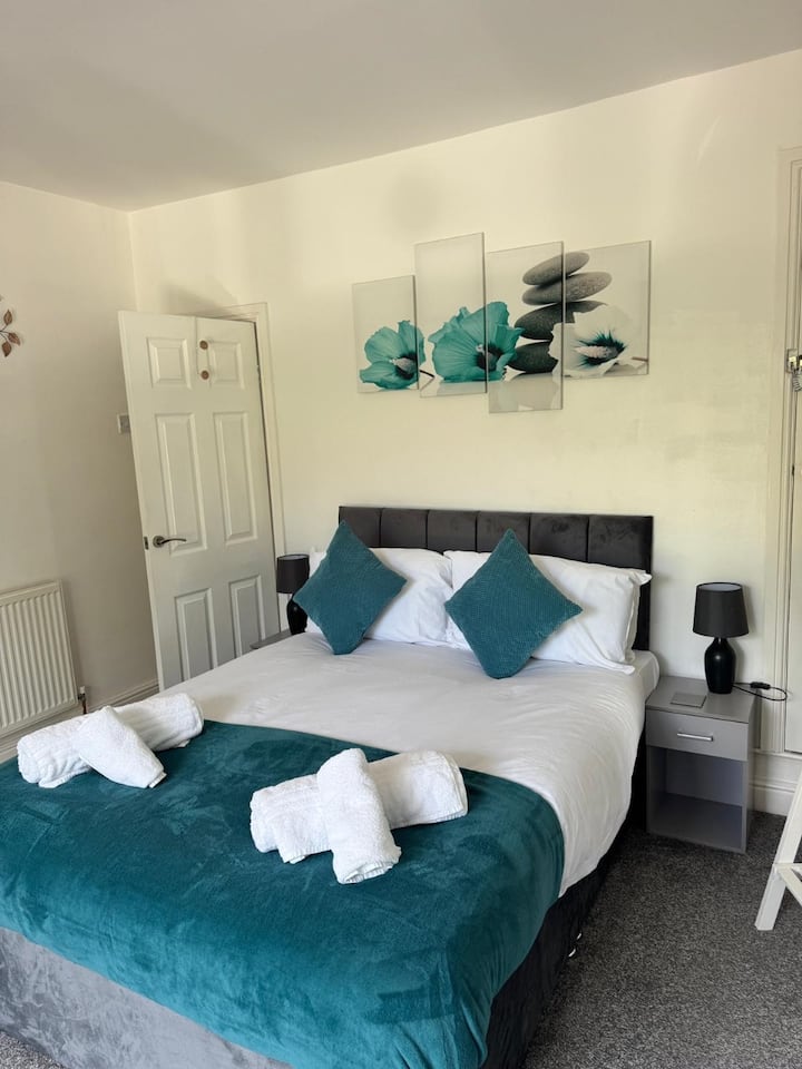 Sleek 3br Home, Sleeps 6, Wi-fi, Extended Stays - East Midlands Airport (EMA)