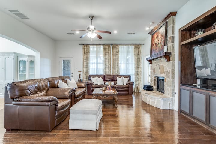 Your Home Away | Cozy 4br Rowlett Retreat - Rowlett, TX