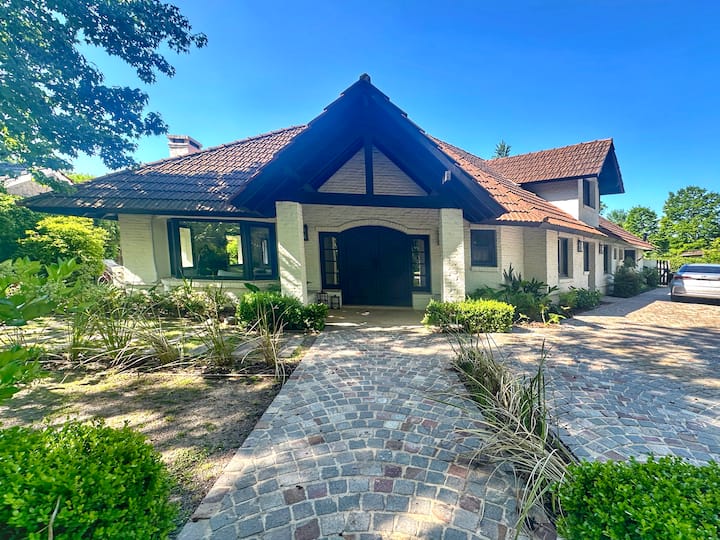 Casa En Barrio, Bella Vista - Bella Vista