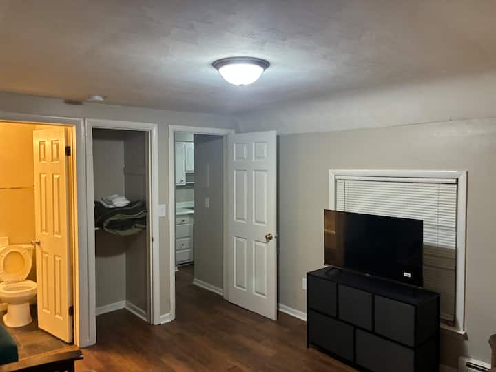 Charming One Bedroom Apartment In Quiet Area! - Lansing, MI