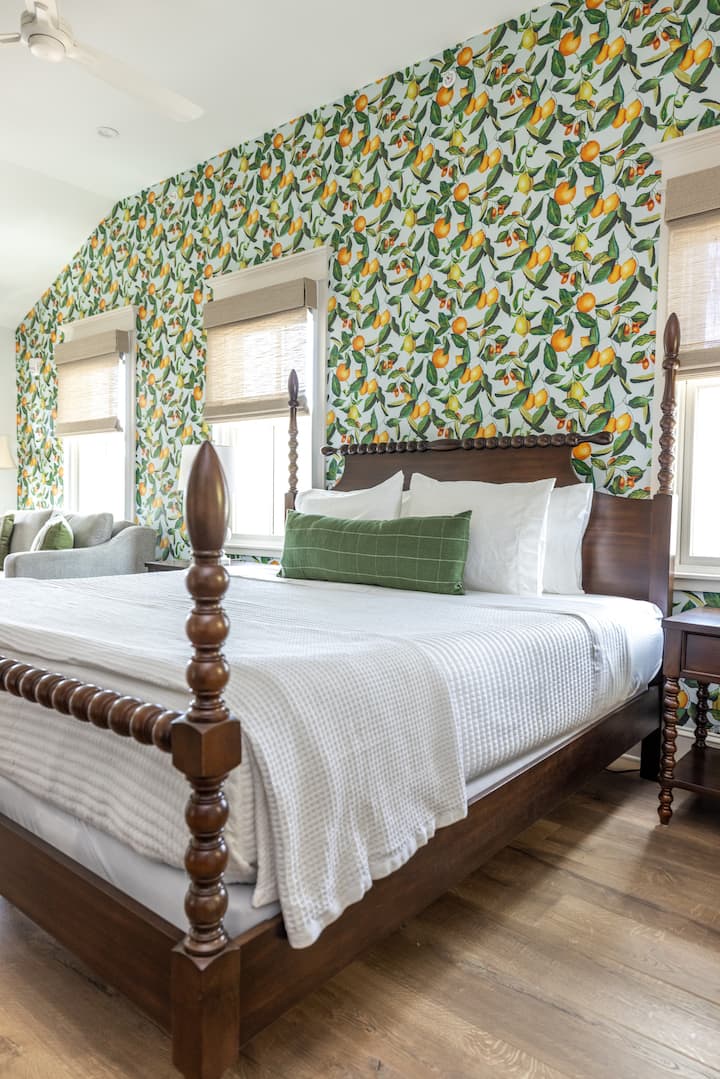 02 Citrus Room / Downtown Suite W/ King & Kitchen - St. Augustine, FL