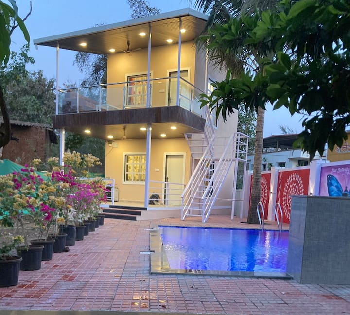 The White House Retreat & Bluebutterfly La Villa - Matheran