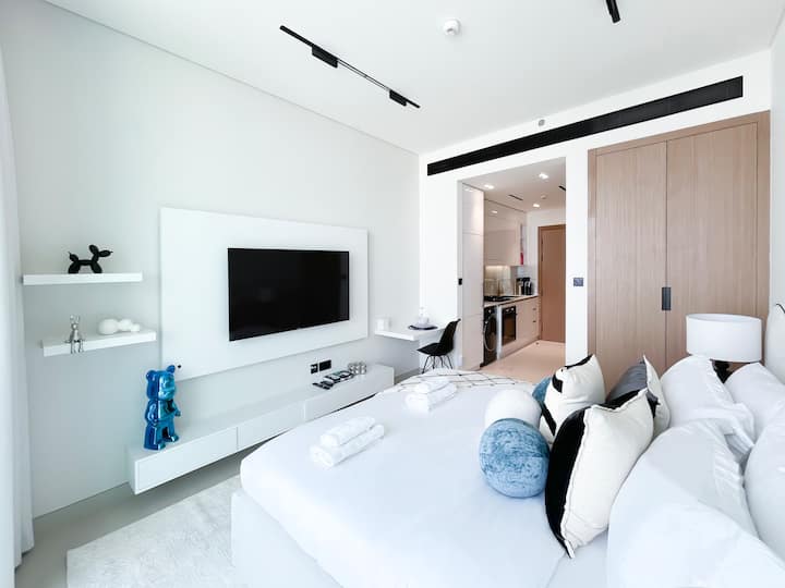 Modern Studio | Balcony & Premium Comfort - Dubai