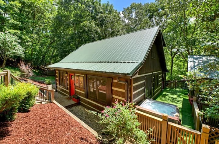 Storybook Cabin-hot Tub, Fire Pit & Tree Top Views - Ellijay, GA