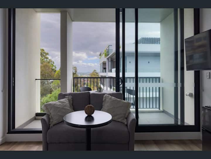 Contemporary Studio • Convenient Miranda Location - Cronulla