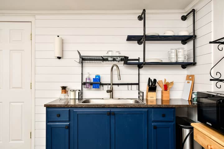 Charming Petfriendly Studio Hideaway Near Downtown - Greenville, SC