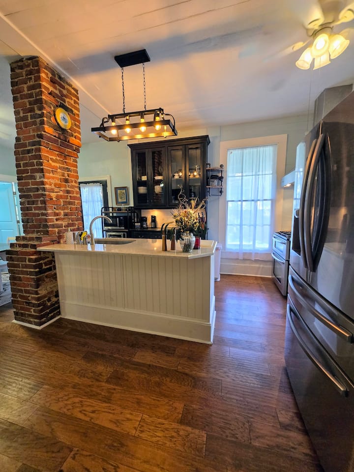 Secluded Cottage W/yard Blocks To Downtown - Pensacola, FL