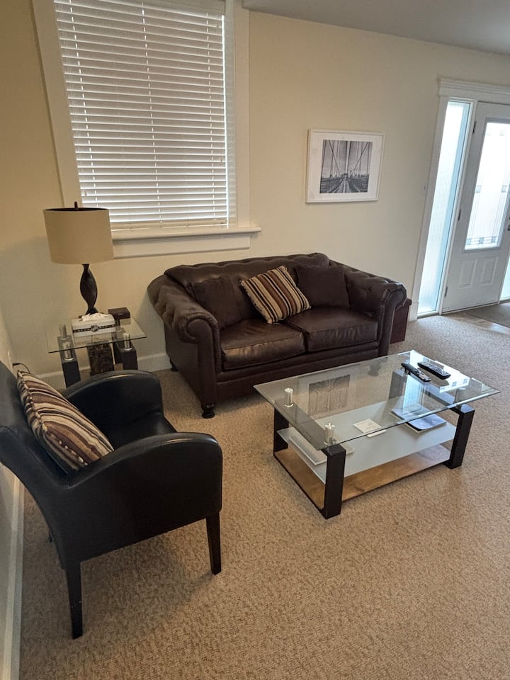 2 Bedroom Suite On A Lovely Street - レスブリッジ