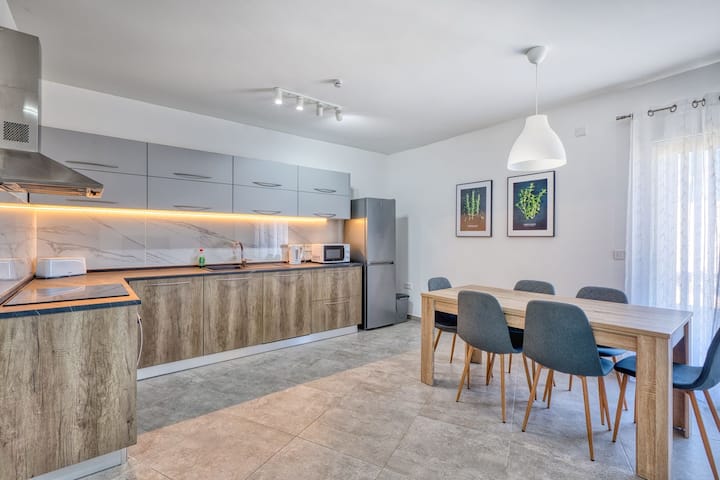 Spacious And Bright 3br Apartment | Sleeps 6 | Clo - Malta
