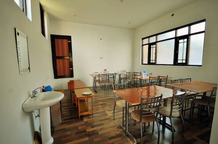 New Crown Hotel - Spacious Stay For 30 Guests - Srinagar