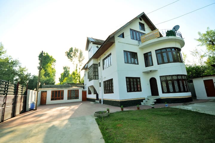 New Crown Hotel - Spacious Stay For 30 Guests - Srinagar