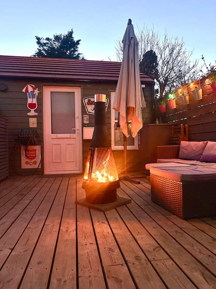 Small Converted Old Shed Stable In Garden. - St Neots