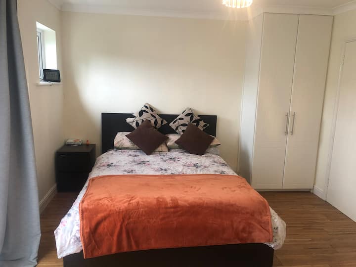 Large Room With En-suite Bathroom - Swords