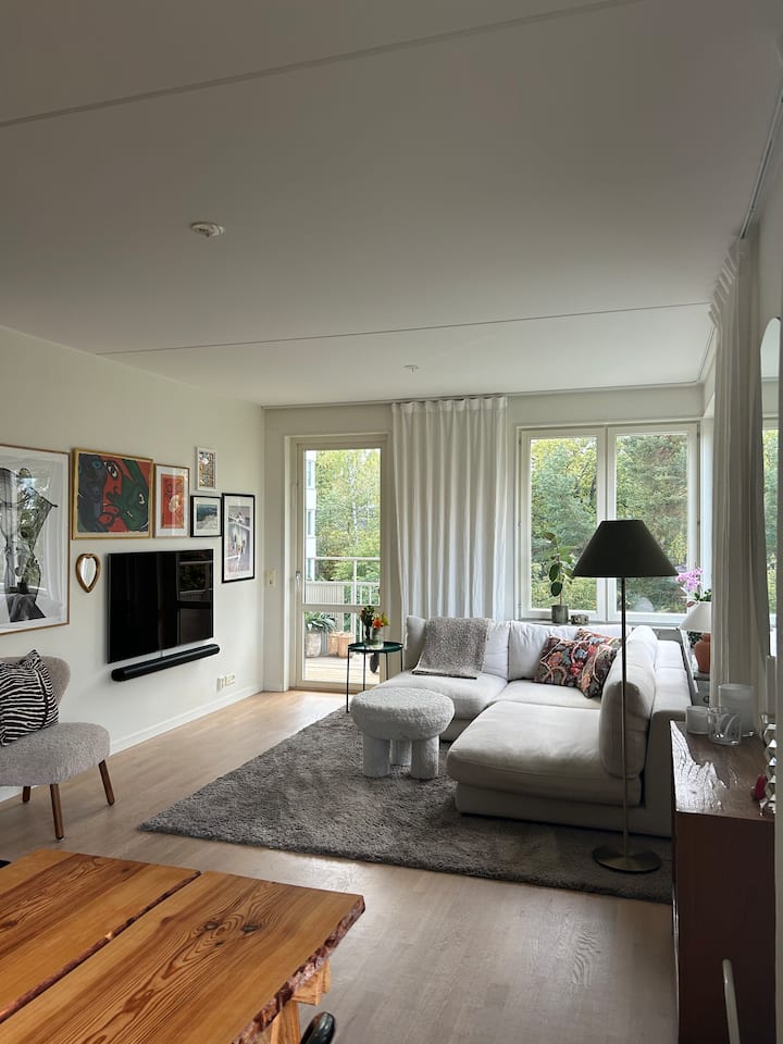 Rymlig Och Ljus Tvåa Med Högt Läge Och Balkong - Stockholm