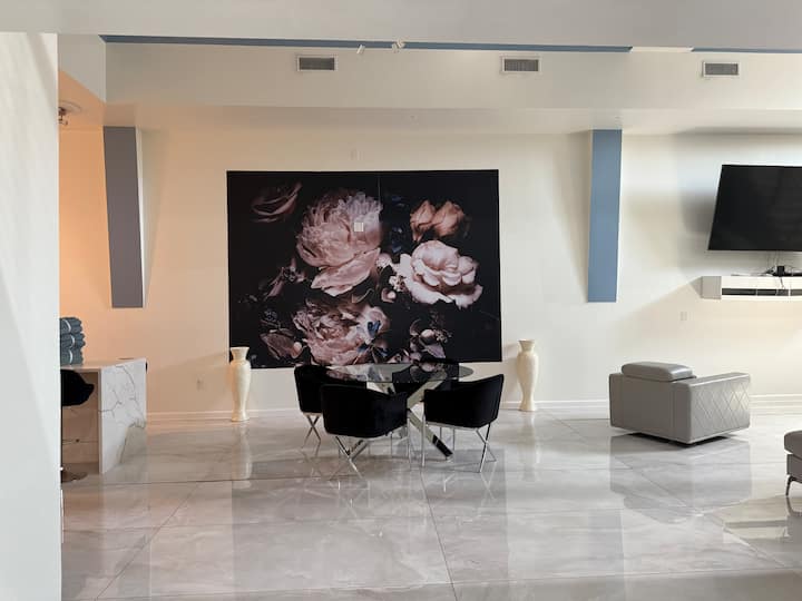 Beautiful Home Minutes Away From Downtown Dallas! - Dallas