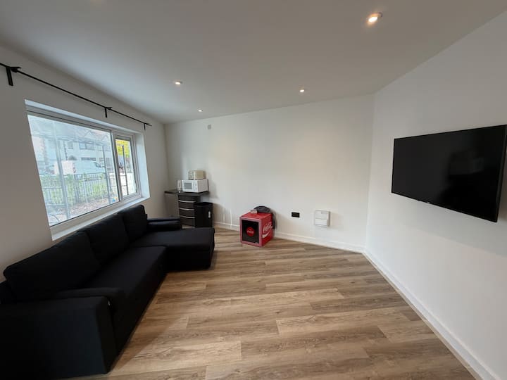 Studio Apartment Located In Ashton 
Wc/shower - Bristol