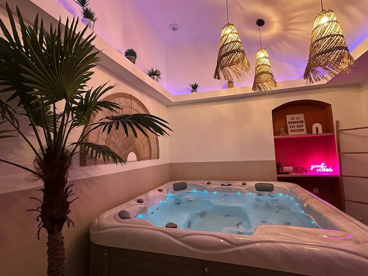 Les Volets Bleus, Maison Calme Avec Spa Et Jardin - Mayenne