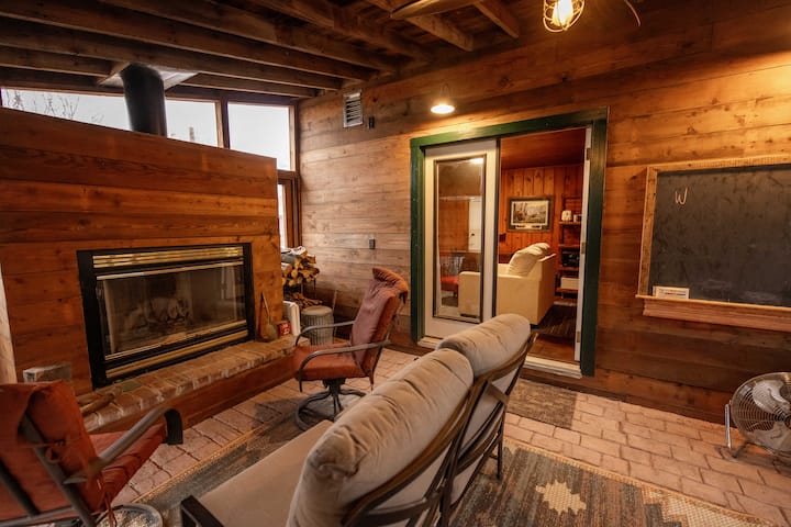 Tiny Cottage On The Prairie - Kansas (State)