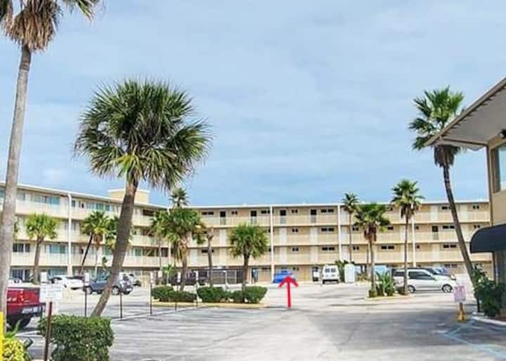 Cozy Oceanfront Studio With Private Balcony! - Daytona Beach, FL