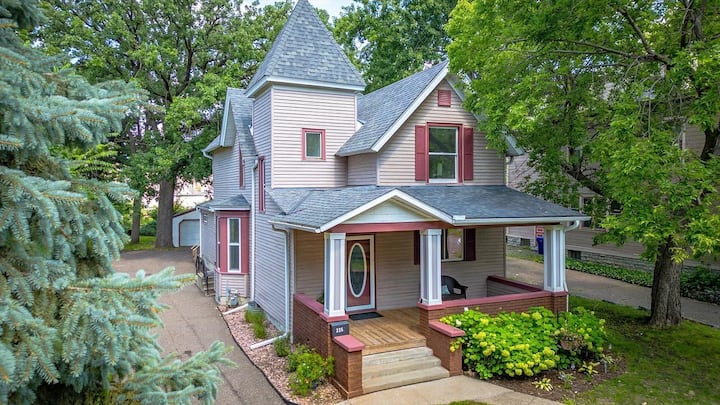 Sauna + 6br Bluff View | Cribs, Bunks, Fire Pit - Saint Paul