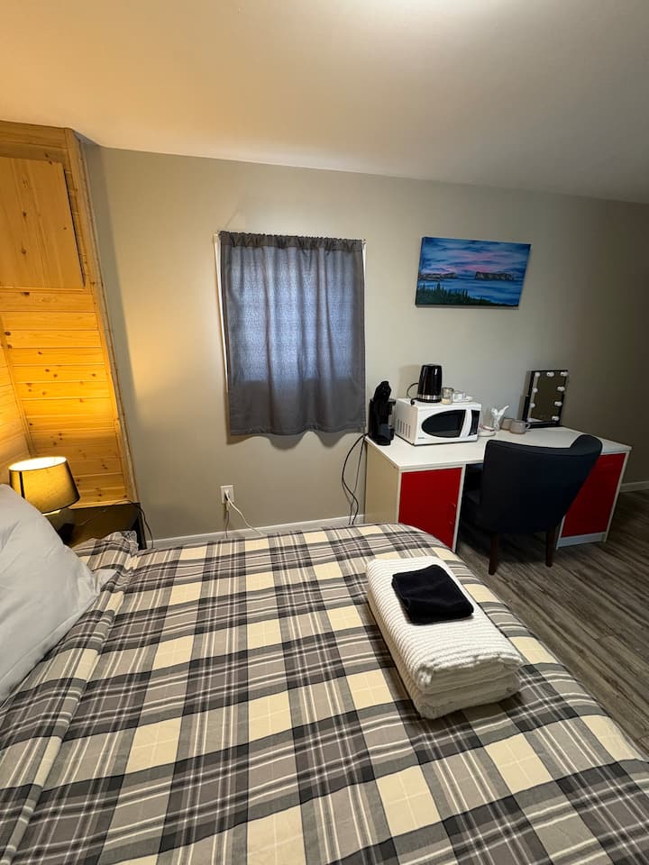 Cozy Room In Uptown Yellowknife With Deck - Yellowknife
