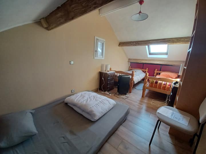 Chambre 2 Lits + Couchage D'appoint à L’étage - Paray-le-Monial