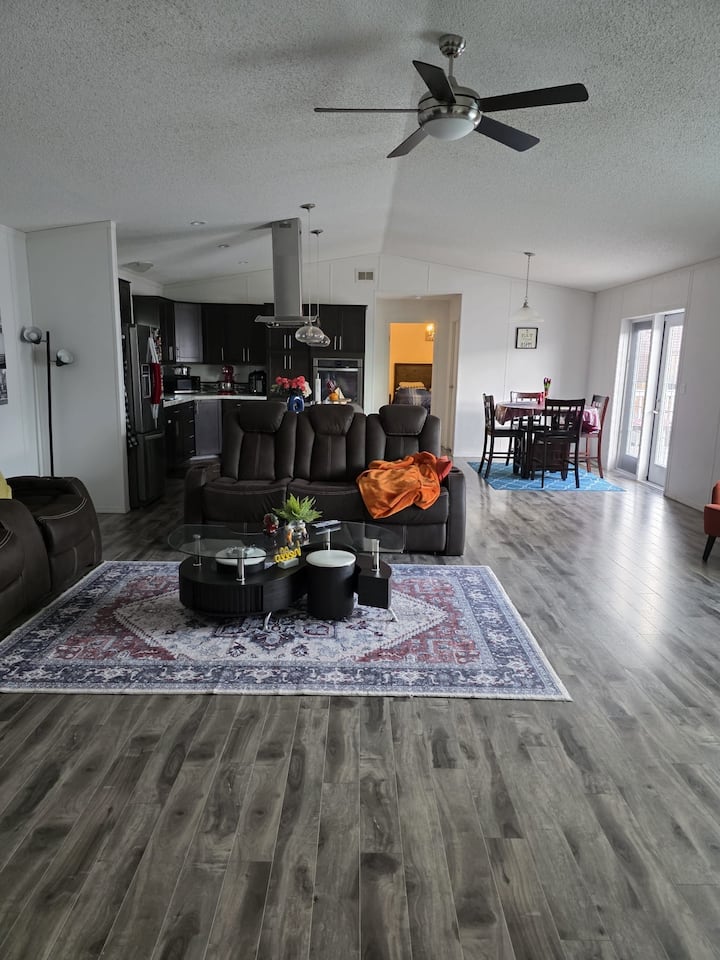Cozy 3br Getaway Close To Airport, Lake & Trails - Yellowknife
